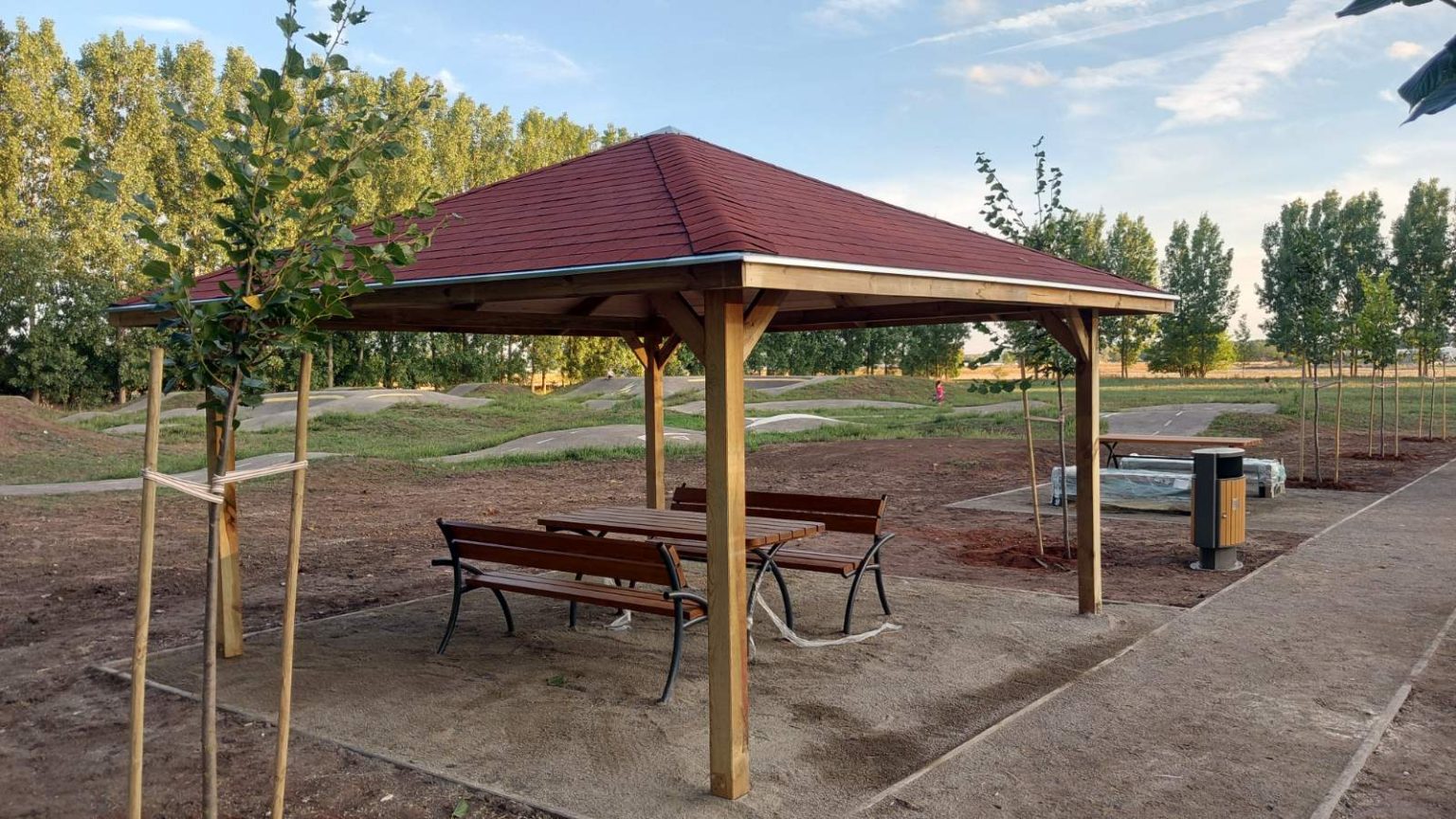 Kerti pavilon 480 x 480 cm tetővel, ajándék zsindellyel együtt